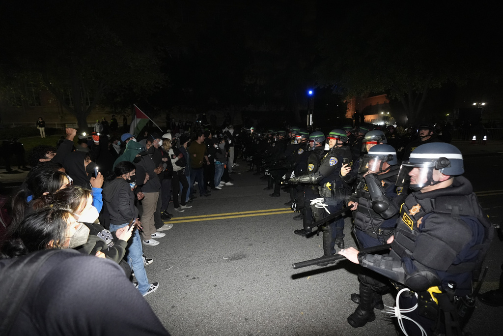 Police and pro-Palestinian demonstrators clash in tense scene at UCLA ...