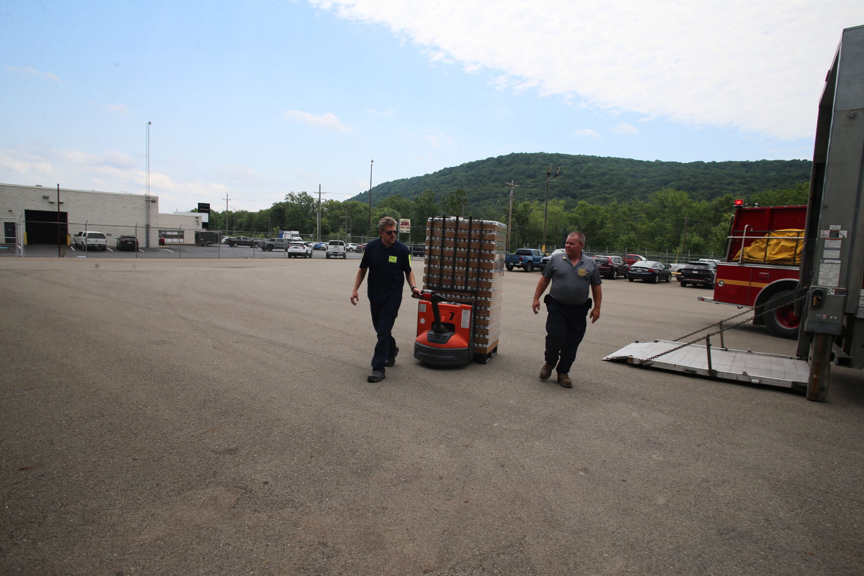 About 2,300 cans of water arrive for Reno firefighters – Venango Extra.com