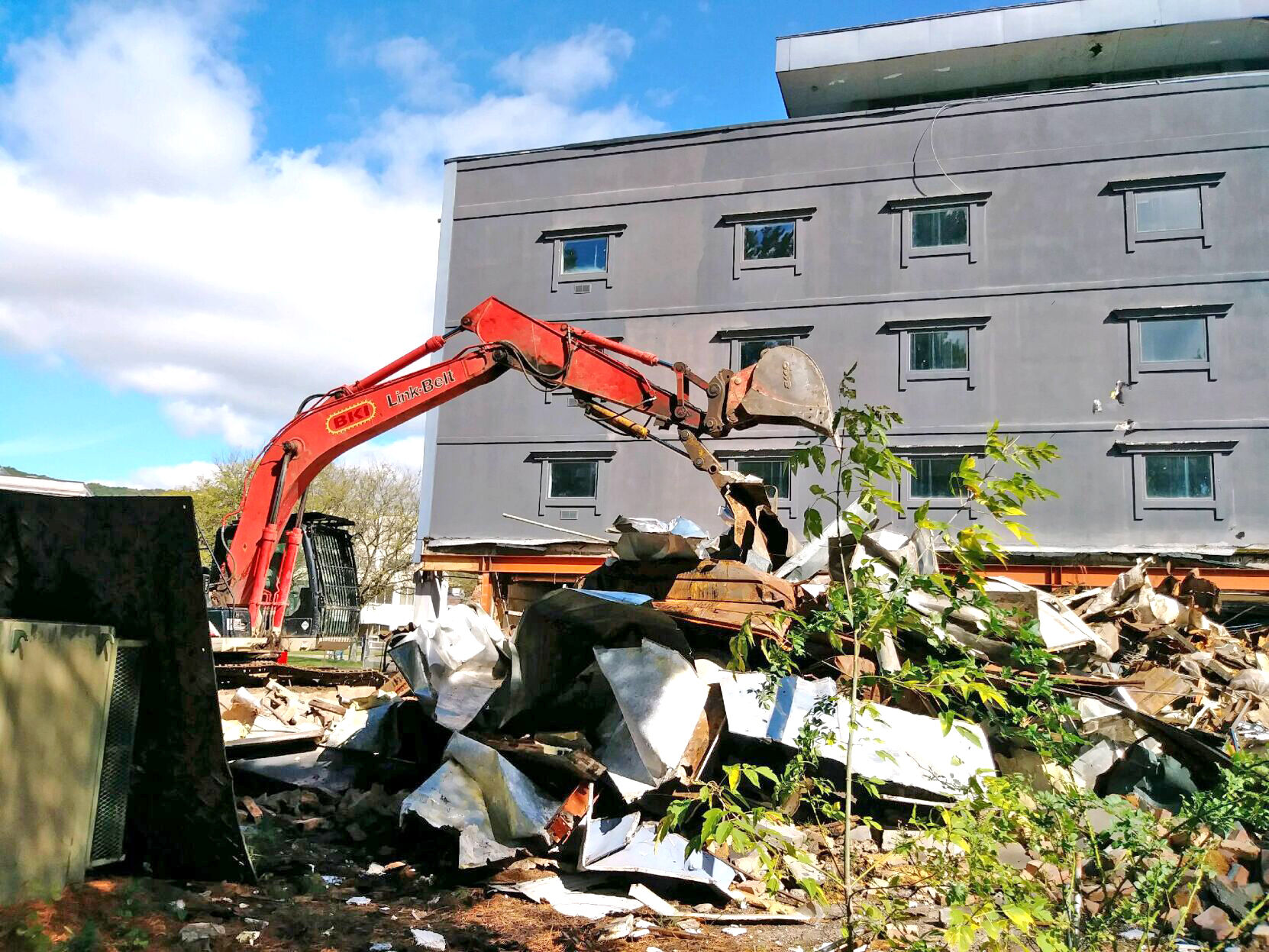 Days Inn demolition begins – Venango Extra.com