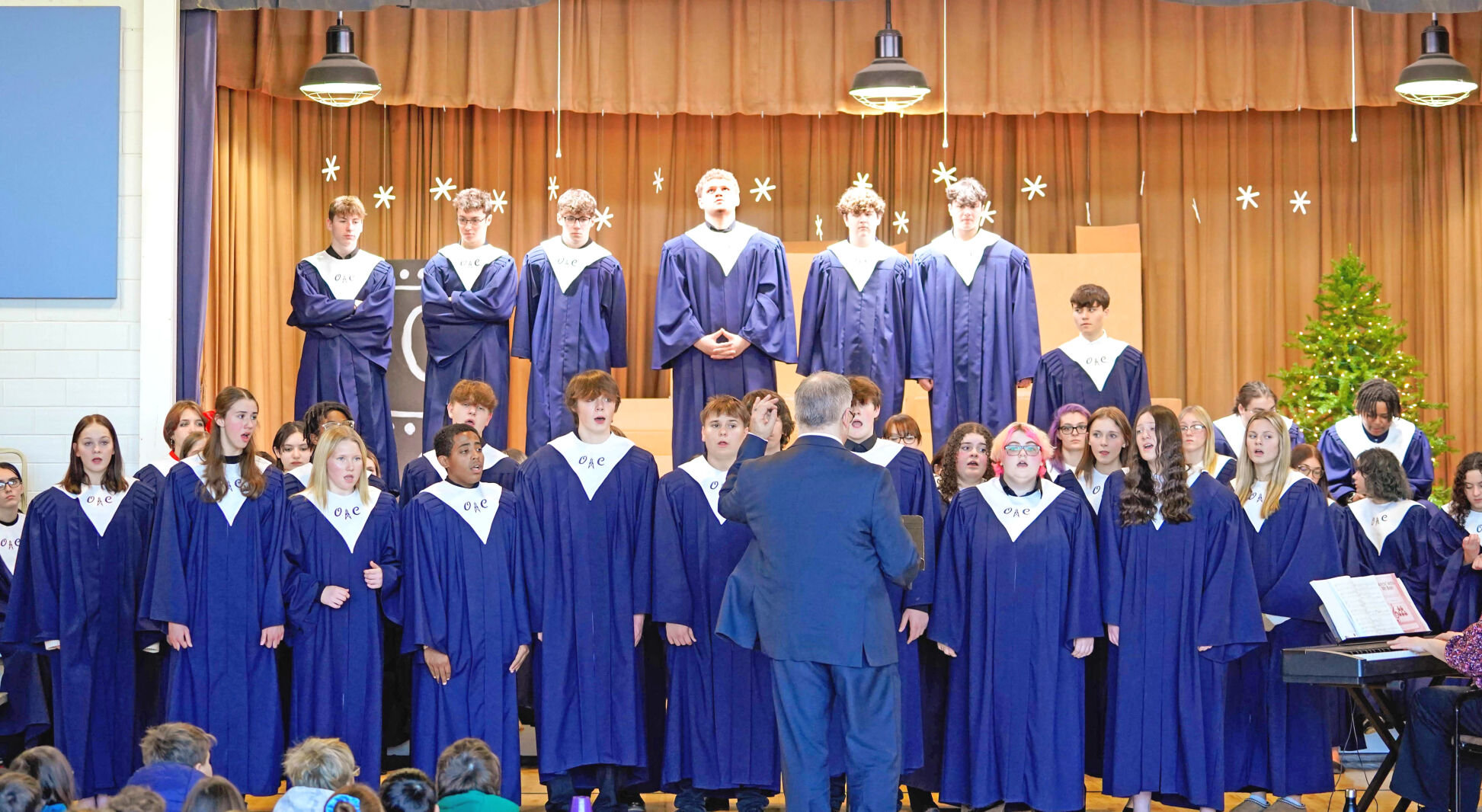 Oil City High School singers tour the town to spread some Christmas cheer – Venango Extra.com