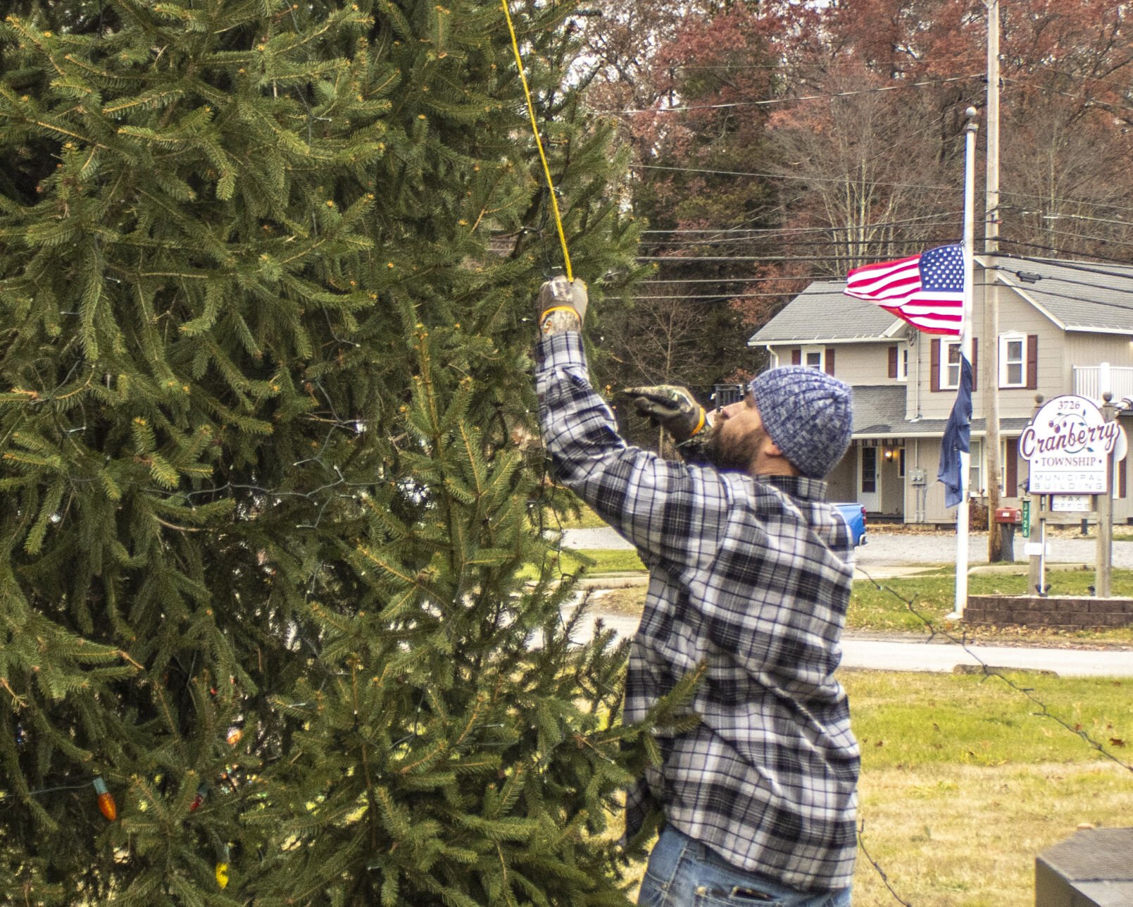 Doing some light work on the Cranberry Christmas tree – Venango Extra.com